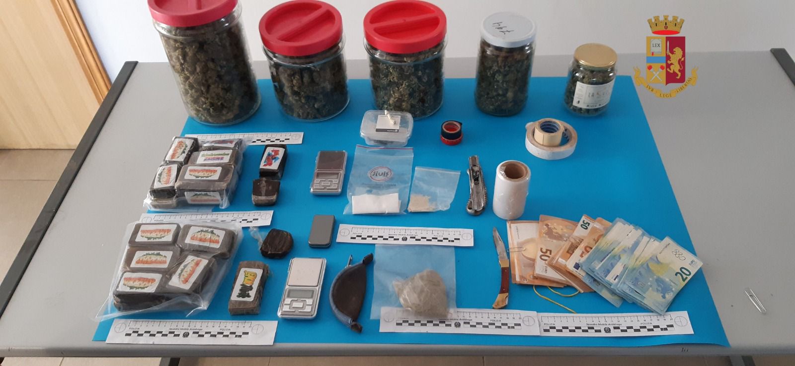 Bazar Dello Spaccio Nelle Campagne Di Recanati Arrestati Padre E