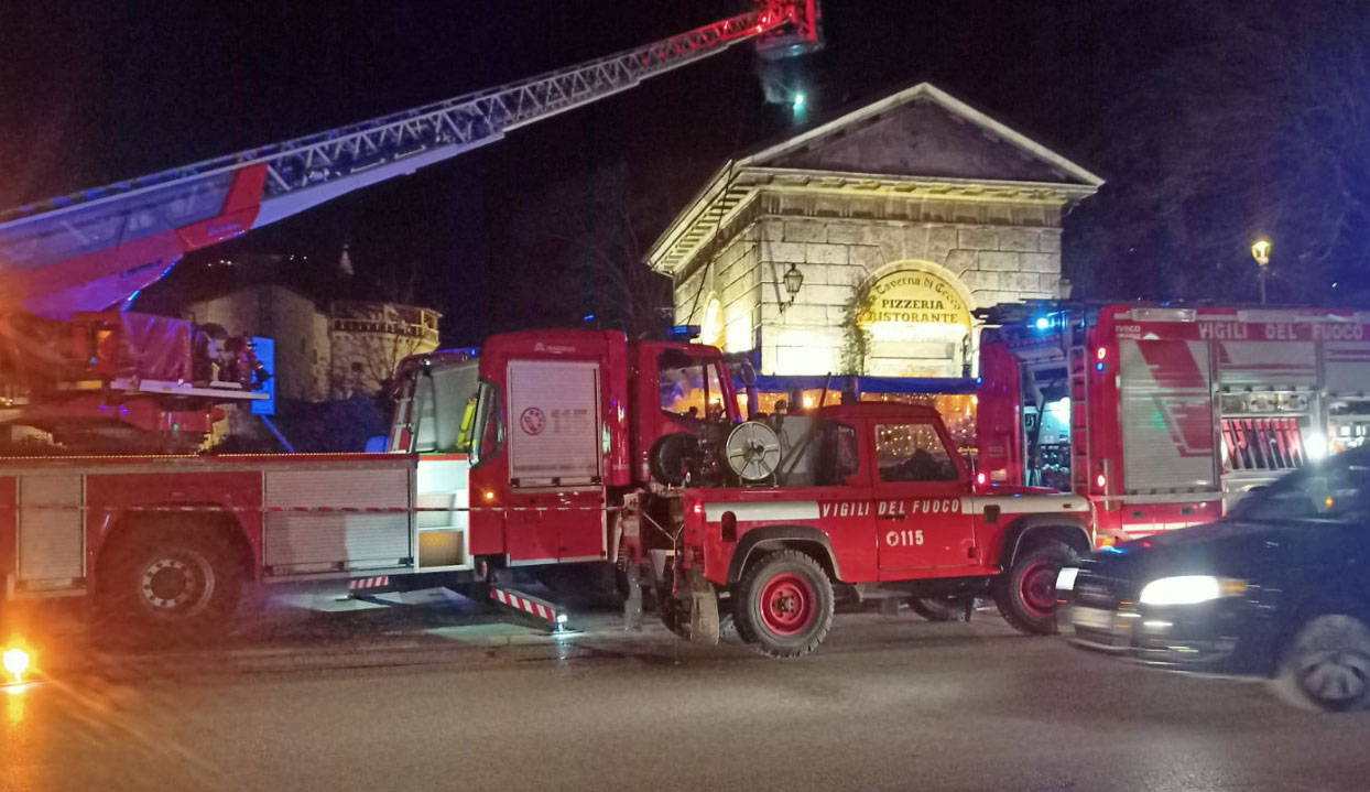 Fiamme in un locale del centro, serata di paura ad Ascoli Fiamme in un locale del centro, serata di paura ad Ascoli