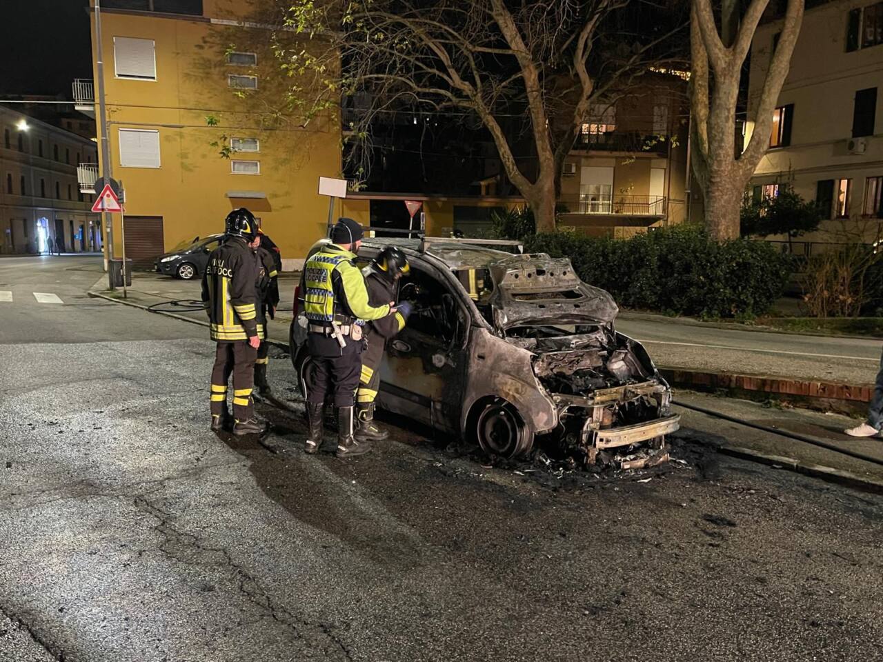 Jesi: incendio di un furgone, disagi in centro - Cronaca Jesi: incendio di un furgone, disagi in centro - Cronaca
